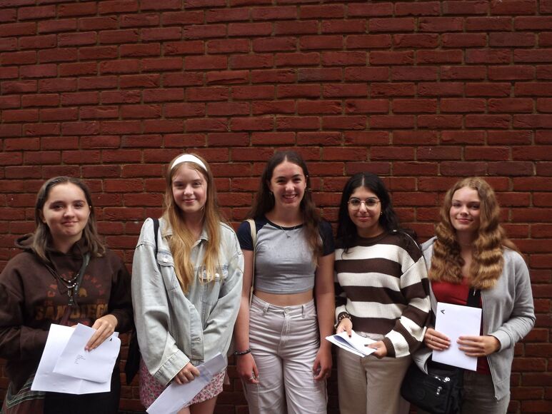 GCSE Results Day - Latest News - Sandwich Technology School